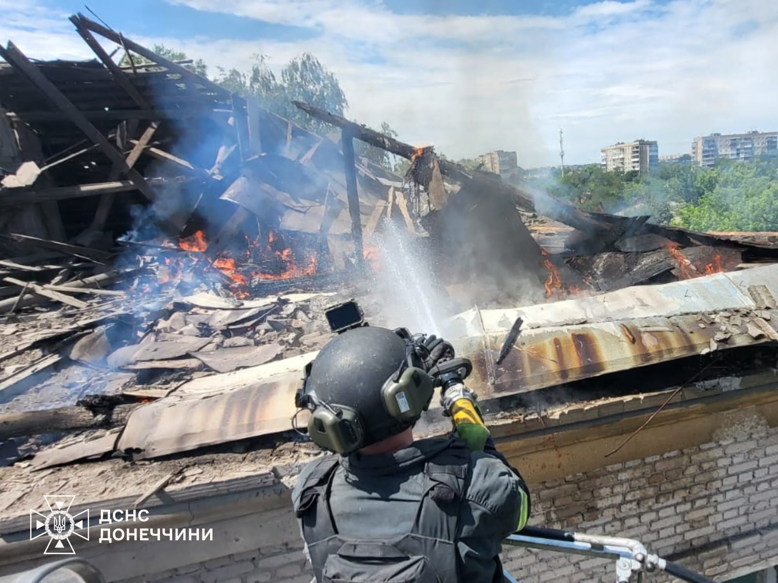 Удар по Славянску: ранен ребенок, повреждены два десятка домов | From-UA